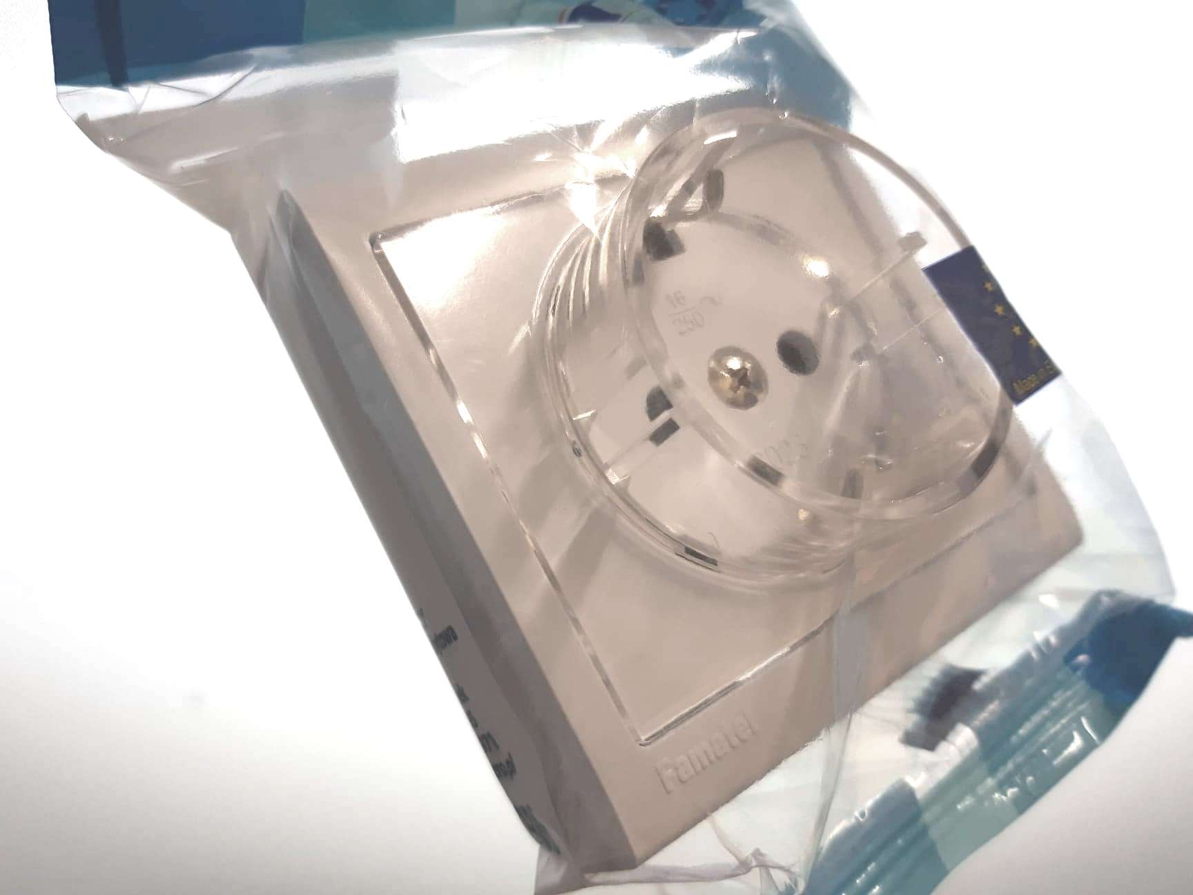 Rozete. v/a ar zemējumu. 16A - 250V. IP44. balta - BPG